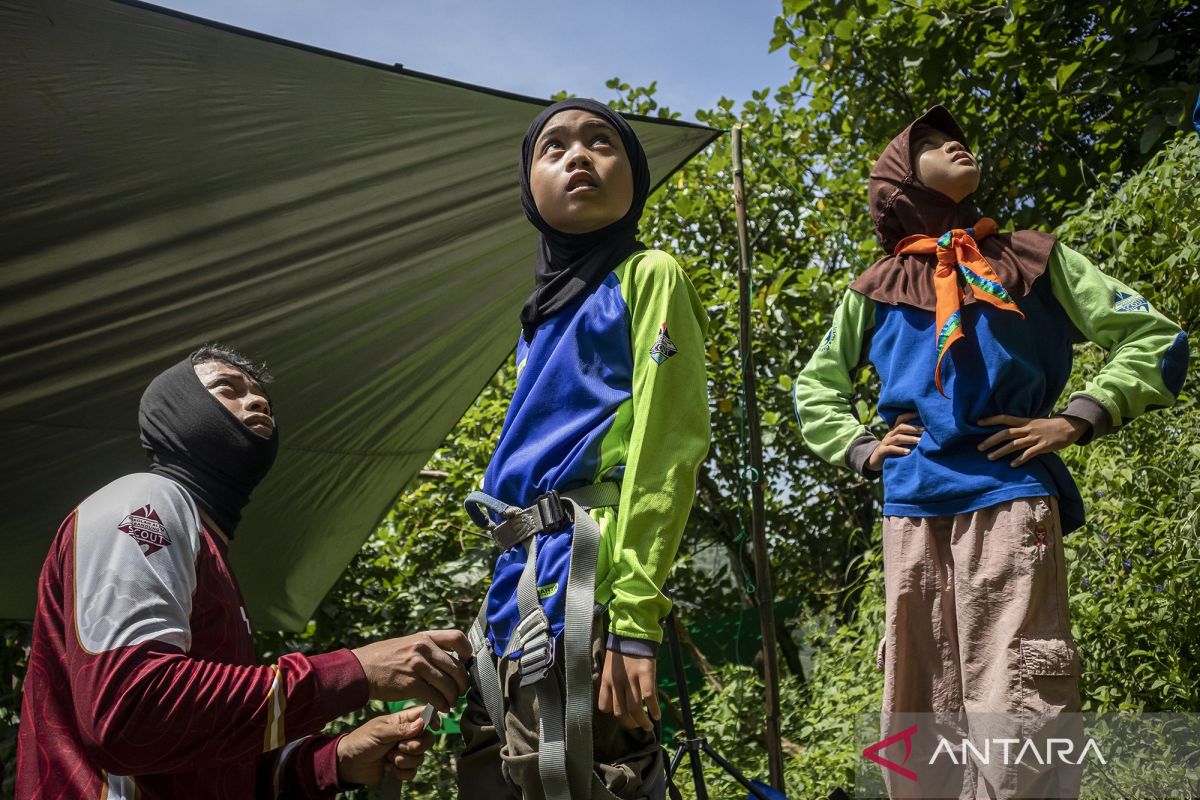 Latih mental sejak dini, intip aksi keren 82 siswa SD panjat Tebing ...