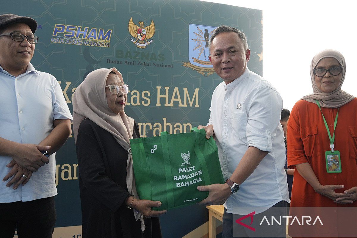 Wamen HAM serahkan santunan jelang Ramadan ke keluarga korban Mei 1998 ...