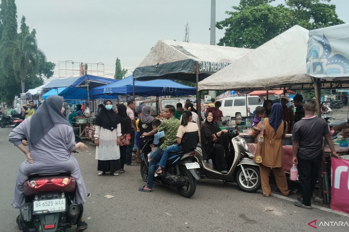 Pengunjung ramaikan Pasar Pabukoan Pariaman beli takjil untuk berbuka ...