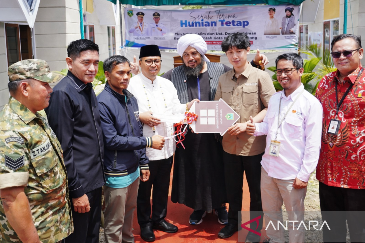 Enam Huntap untuk korban bencana diserahkan Willie Salim dan Ustaz Dery ...