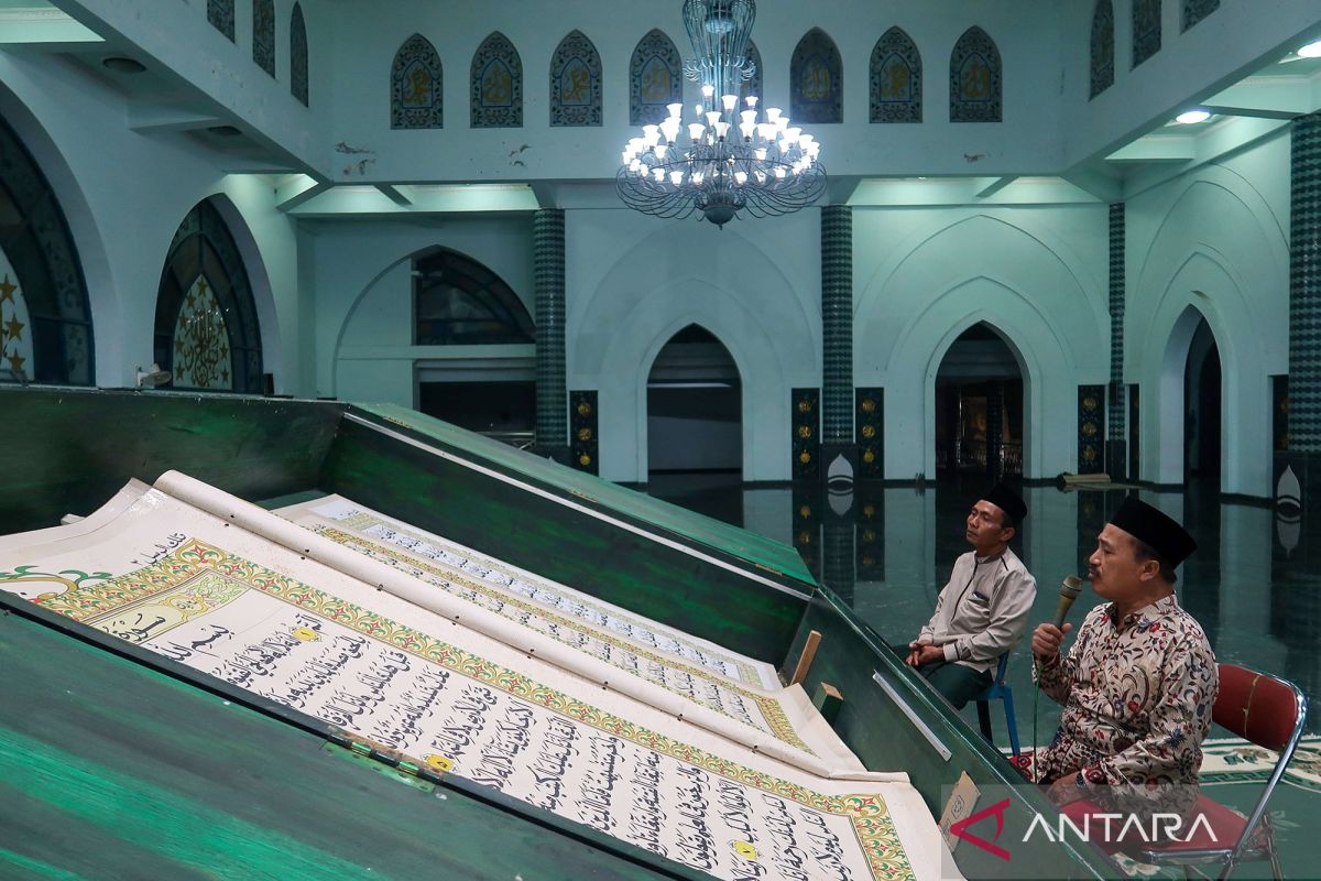 Tadarus Al Quran raksasa di Masjid Agung Baiturrahman Banyuwangi ...