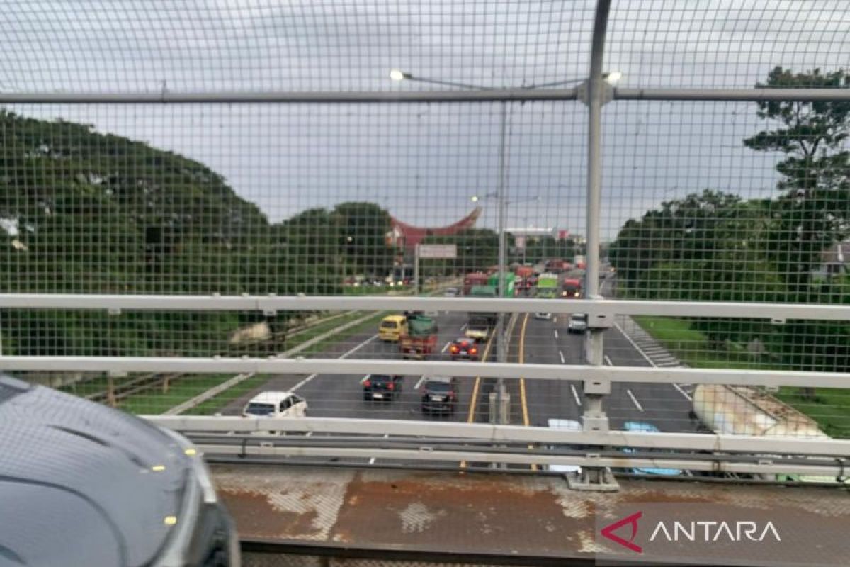 Kemacetan di banyak titik di Sidoarjo-Surabaya imbas tiang ambruk di ...
