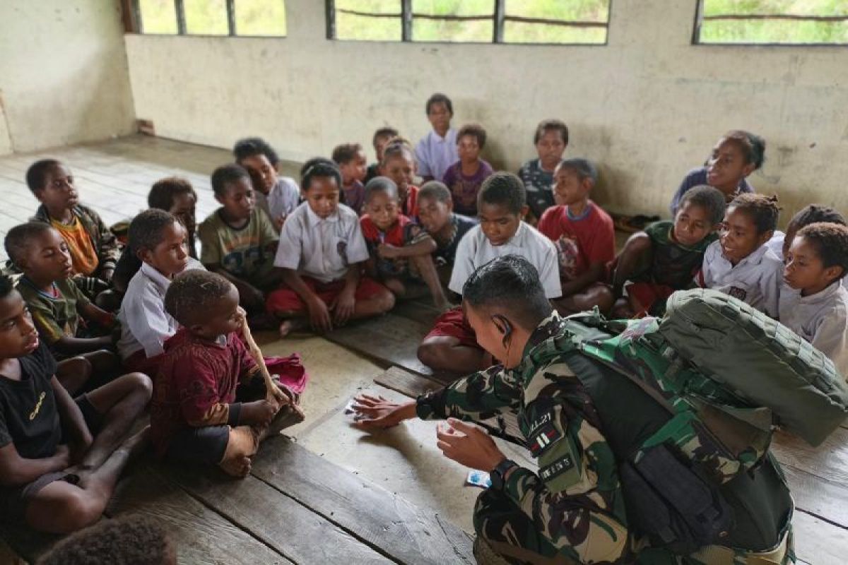 Prajurit Satgas Yonif 136 mengajar wawasan kebangsaan di SDN Kolome ...