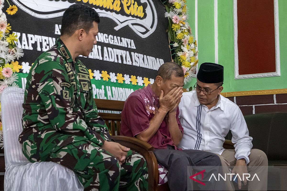 Suasana rumah duka alm Kapten Inf Zulmi Aditya Iskandar - ANTARA News ...