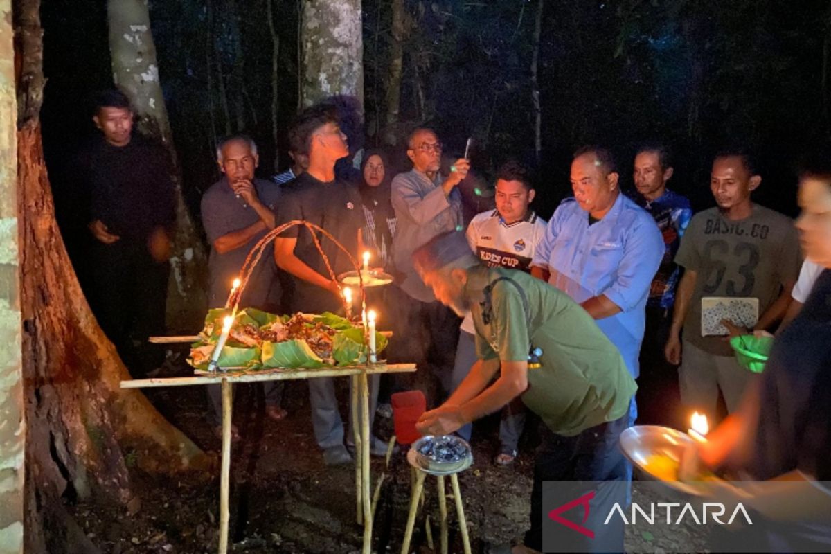 Warga Desa Air Limau gelar tradisi "Ceriak Kampung" - ANTARA News ...