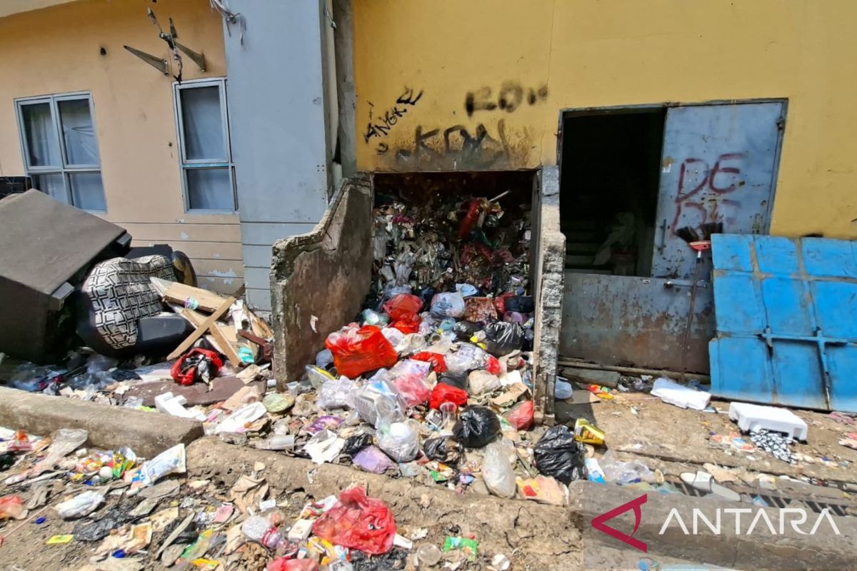Penyediaan karung besar solusi sementara atasi sampah di Rusun Angke ...