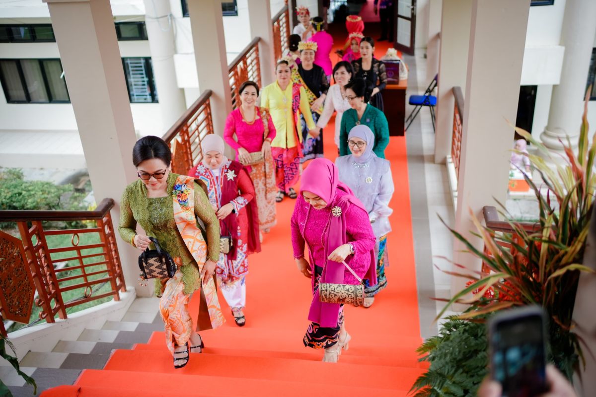 Perempuan Malinau Tampil Cantik Gunakan Batik Daerah di Hari Kartini ...