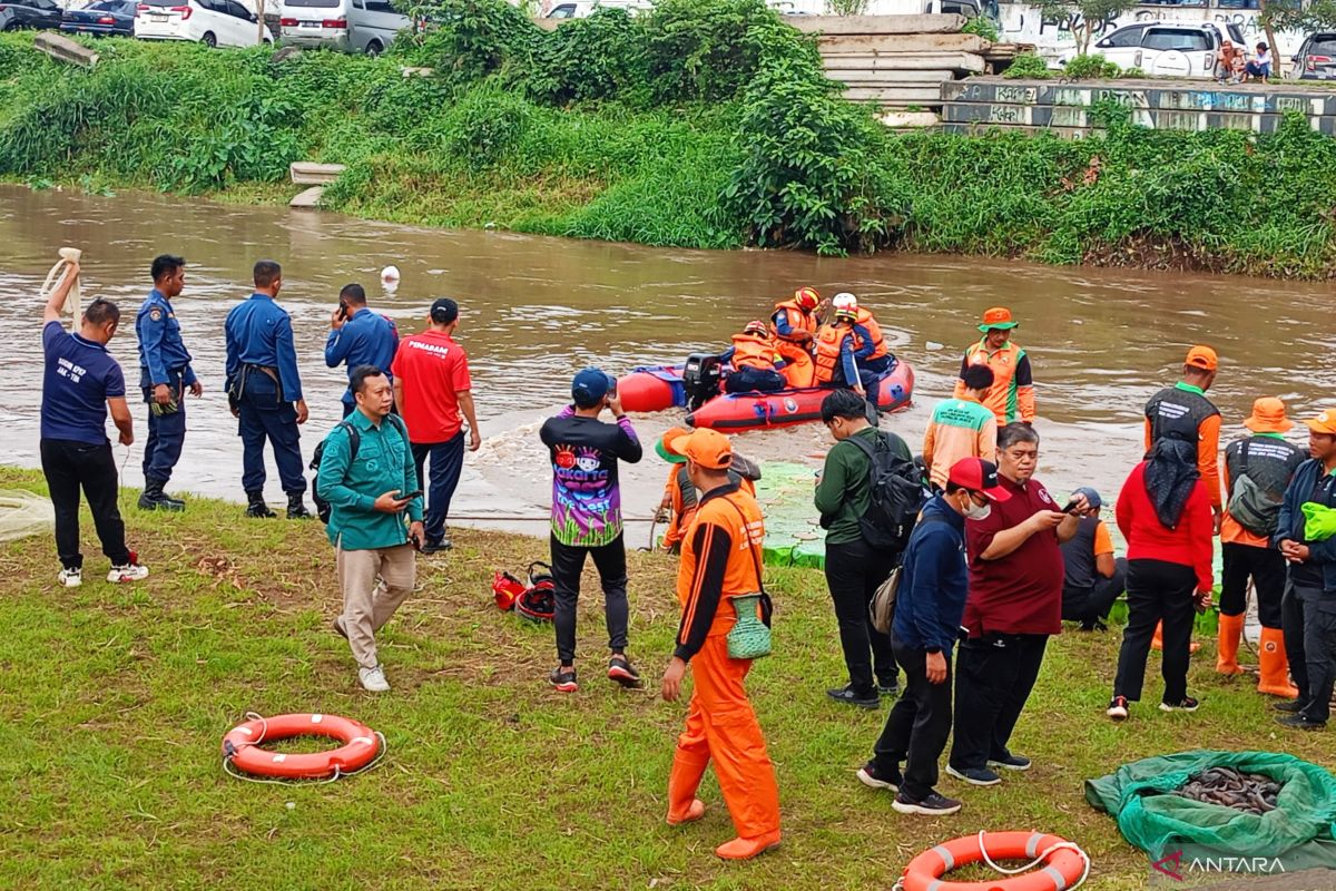 Pemkot Jaktim tangkap 1,83 ton ikan sapu-sapu di 10 kecamatan - ANTARA News