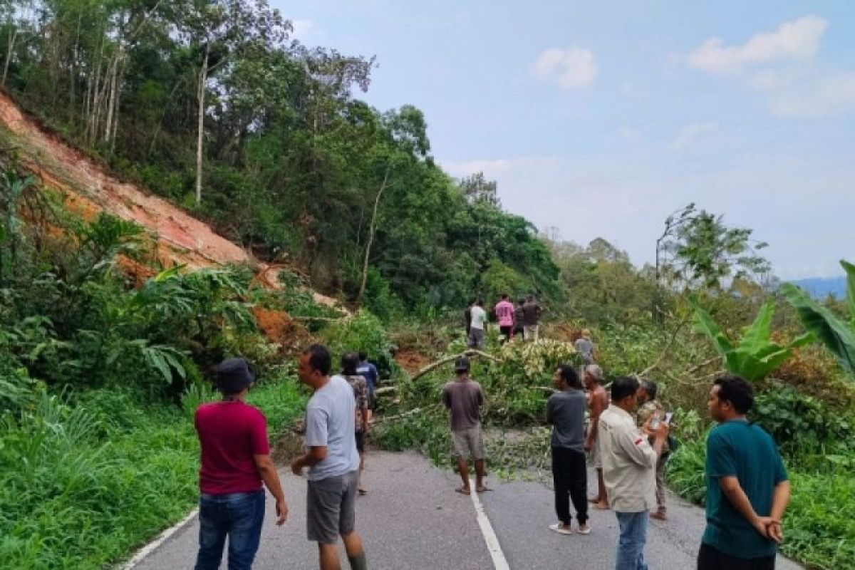 Pusdalops catat dua wilayah di Sumut dilanda tanah longsor - ANTARA ...