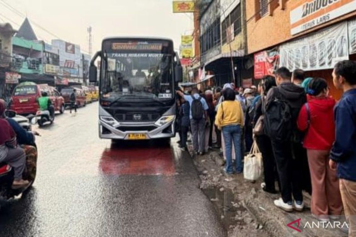 Pengguna KRL Commuter Line Cikarang beralih ke bus Trans Wibawa Mukti ...