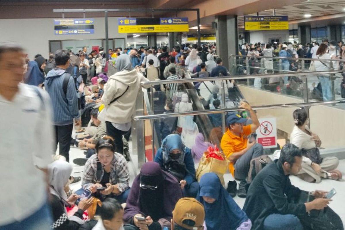 KRL "green line" alami kendala akibat percikan api, penumpang menumpuk ...