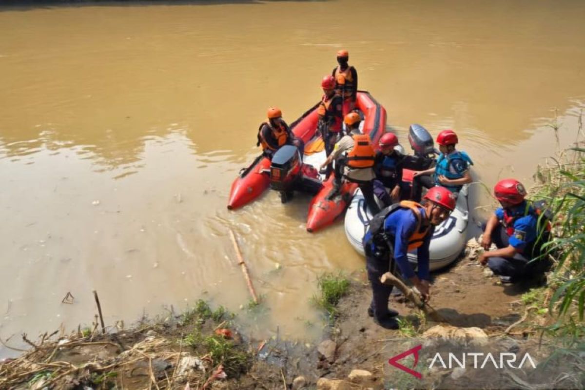 Drone dikerahkan cari anak terbawa arus sungai di Cianjur - ANTARA News ...