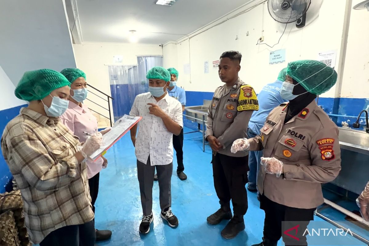 Kapolres Bekasi tinjau proses distribusi bahan baku pemasok MBG ...