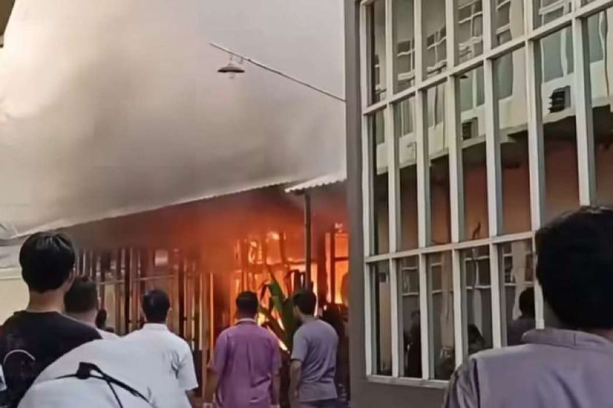 Damkar Kediri kerahkan mobil padamkan kobaran api di kantin RSMAD ...