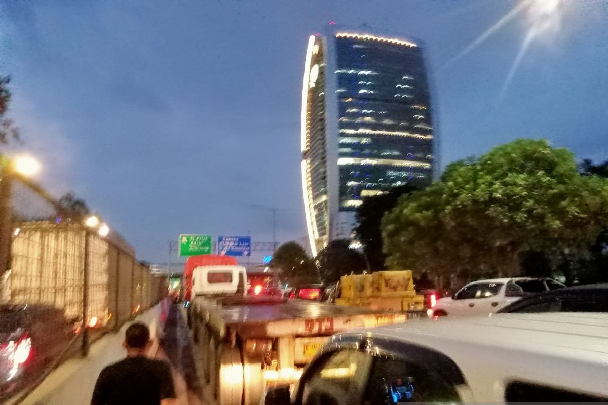 Macet total di Tanjung Priok akibat aktivitas depo kontainer di Cakung ...