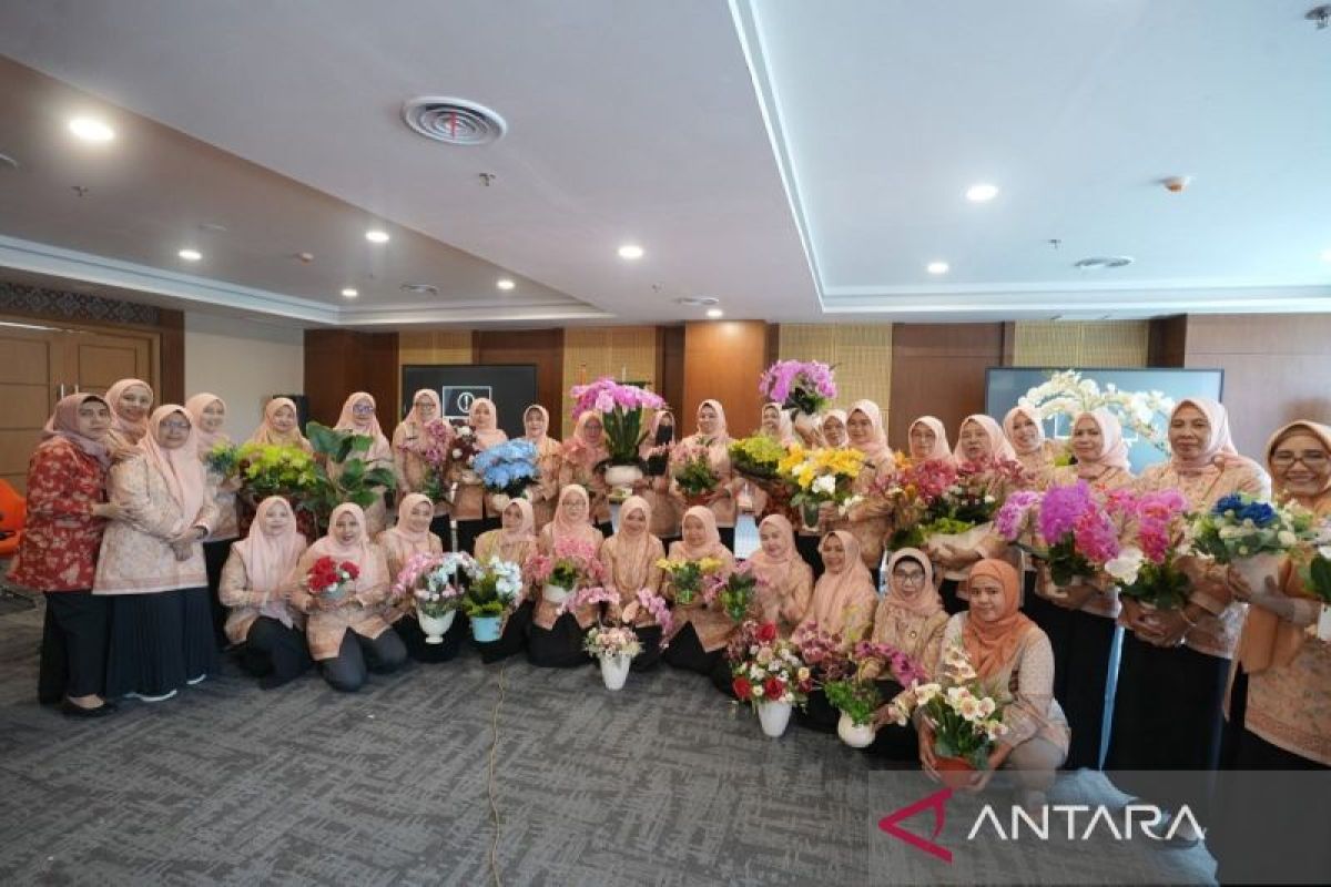 DWP UNJA gelar workshop merangkai bunga - ANTARA News Jambi