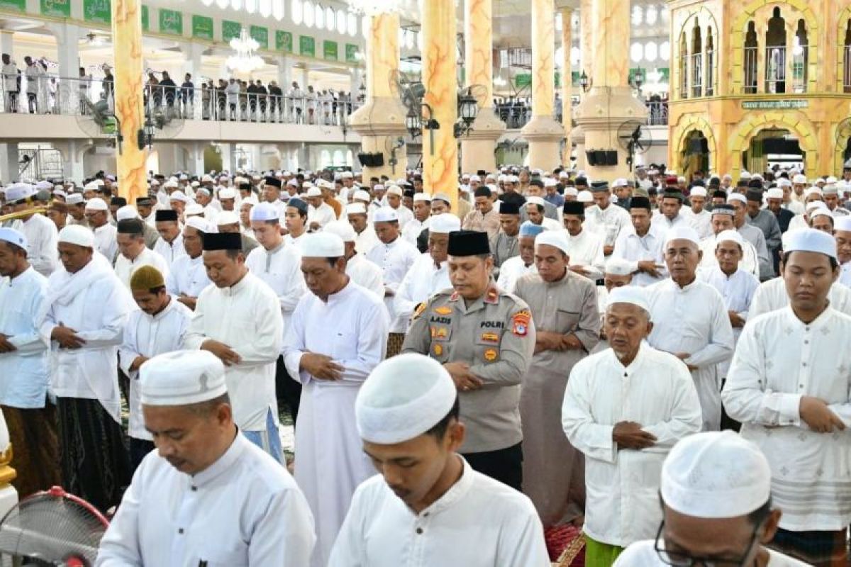 Wabup HSS Salat Iduladha bersama warga Daha - ANTARA News Kalimantan ...