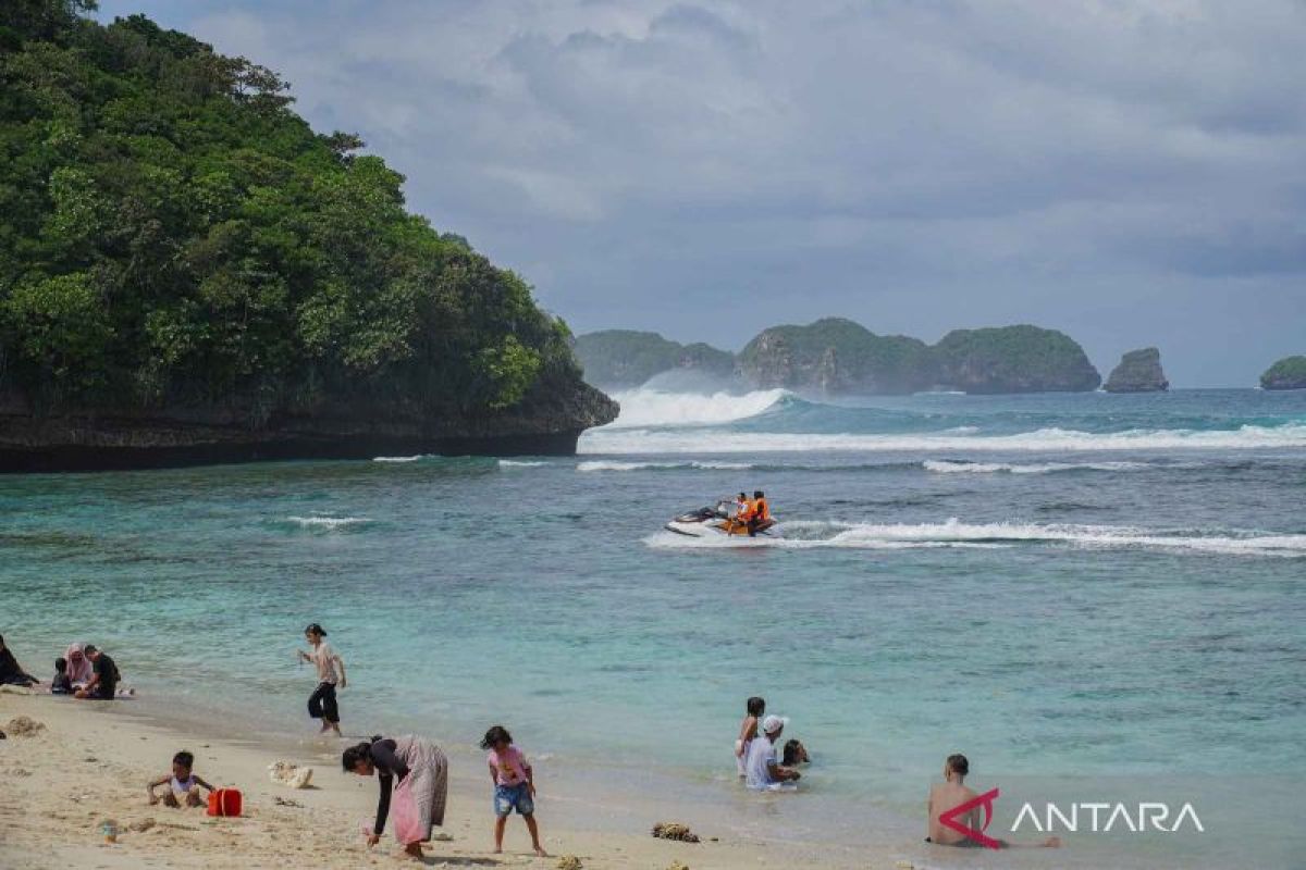 Mengintip objek wisata Pantai Teluk Asmara di Kabupaten Malang - ANTARA ...