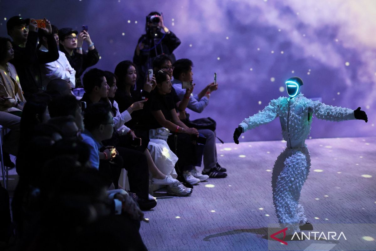 Dobrak industri fesyen, robot humanoid tampil memukau di peragaan ...