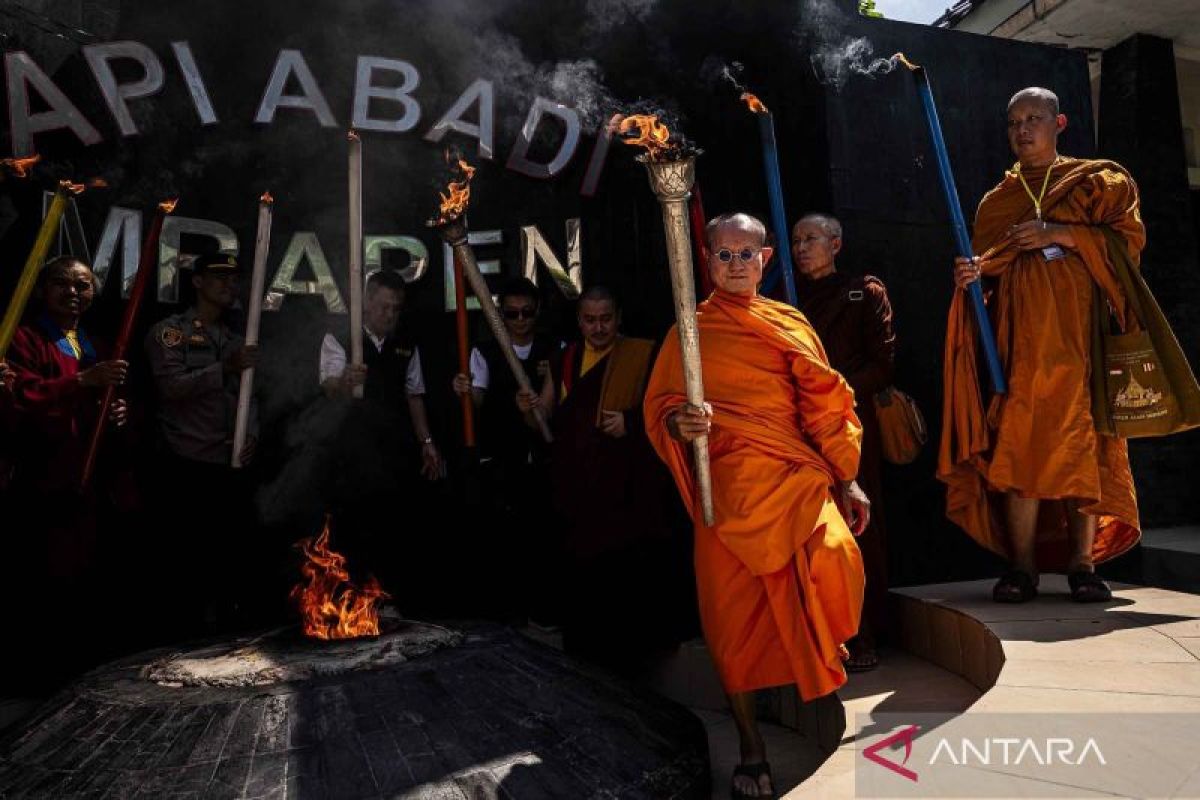 Puluhan biksu ikuti prosesi pengambilan Api Dharma Waisak di sumber Api ...