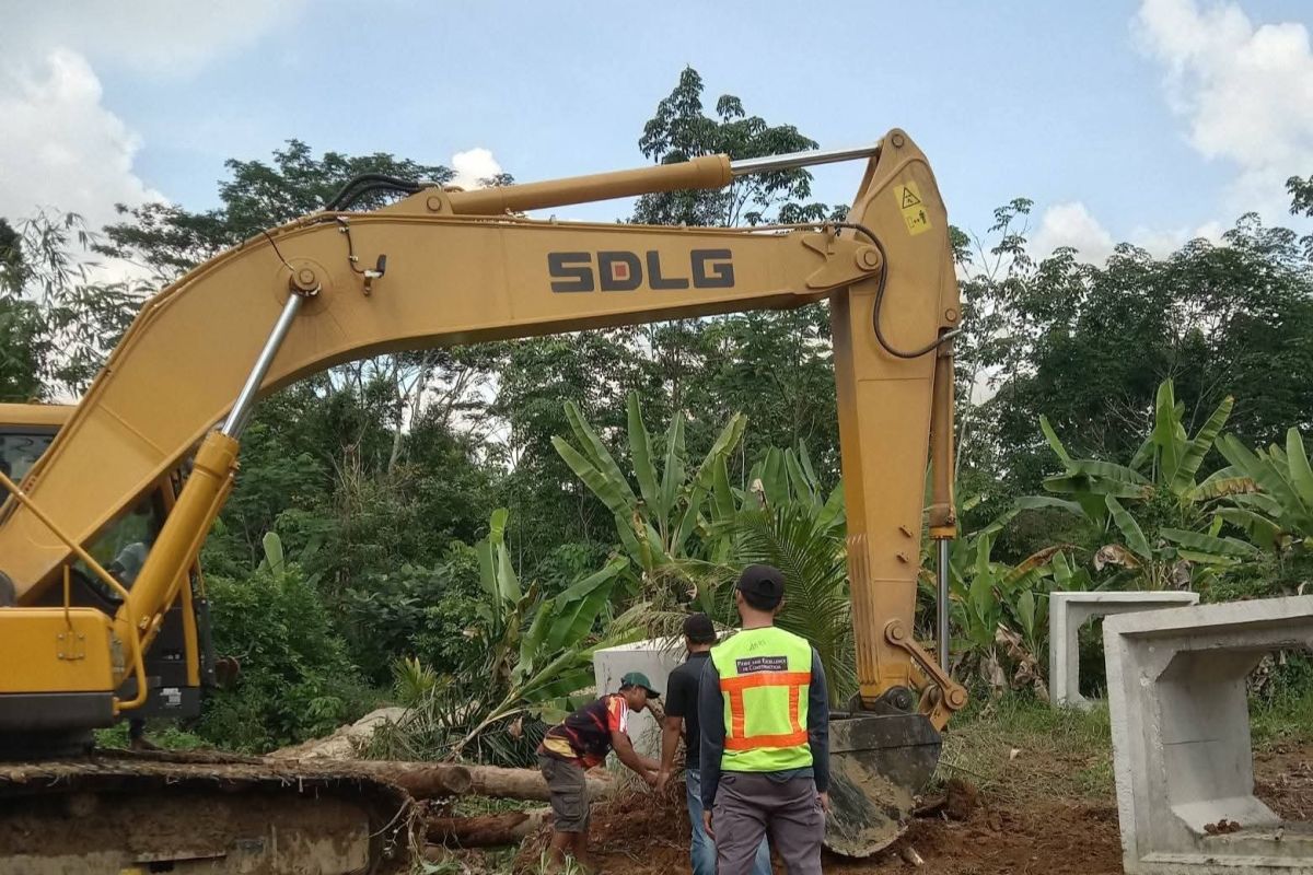 Pemkab Dharmasraya pasang "box culvert" tangani jalan amblas di Kurnia ...