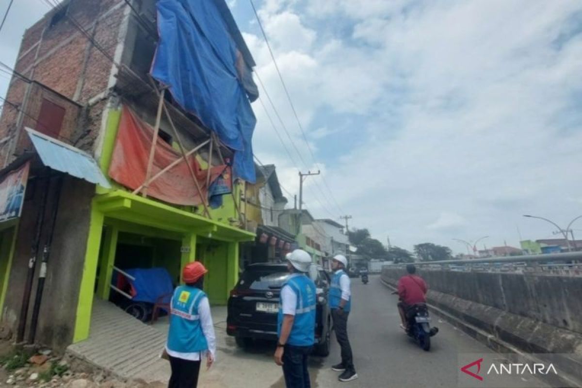 PLN Cikarang imbau warga tetap jaga jarak aman dengan jaringan listrik ...