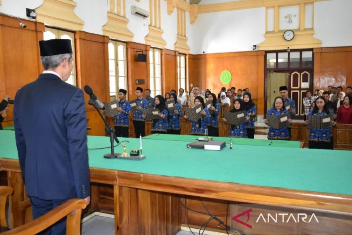 Ketua PN Medan lantik 12 PNS, tekankan integritas dan disiplin - ANTARA ...