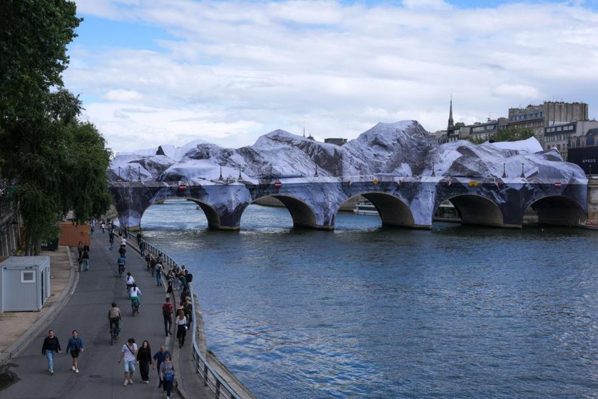 Jembatan Pont Neuf di Paris disulap jadi "gua" lewat instalasi seni ...