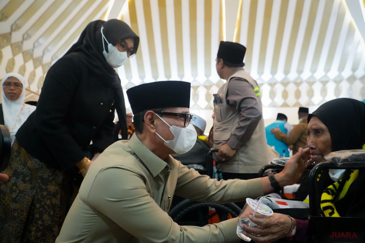 Sebanyak 392 haji Mataram tiba, wali kota apresiasi disiplin jamaah ...
