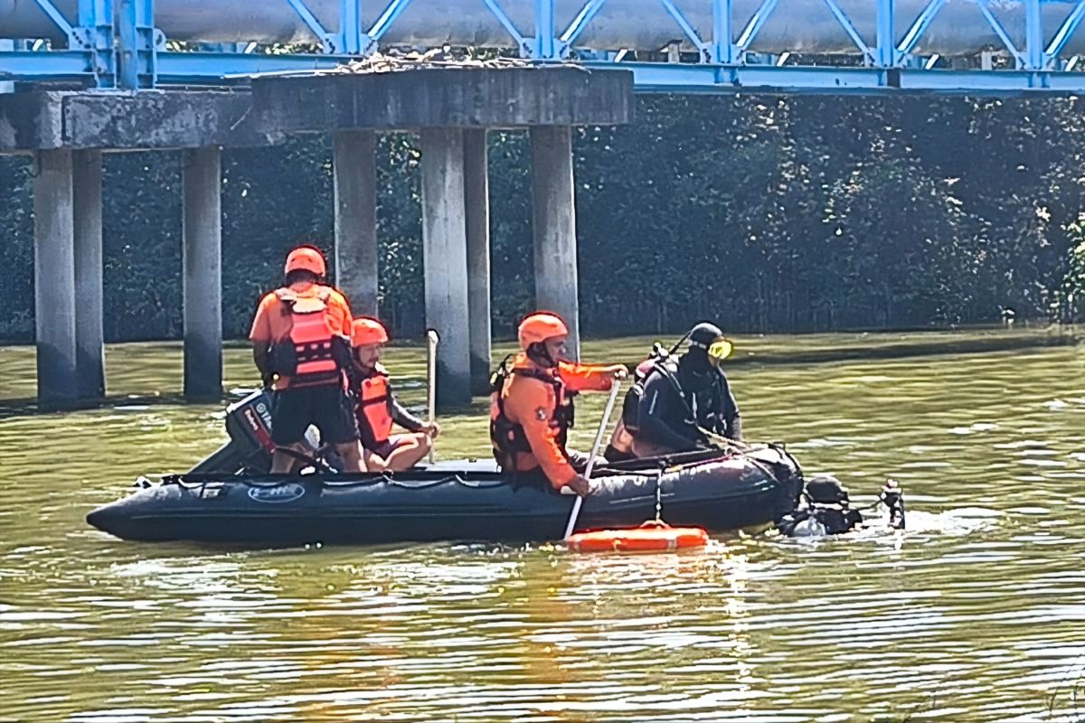 Tim SAR gabungan cari pemancing tenggelam di Kali Lamong Gresik ...