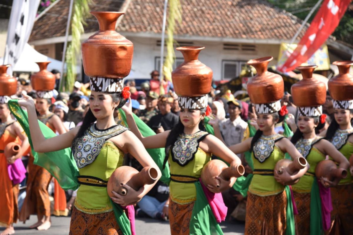 Kuningan sebut Seren Taun simbol persatuan dalam keberagaman - ANTARA ...