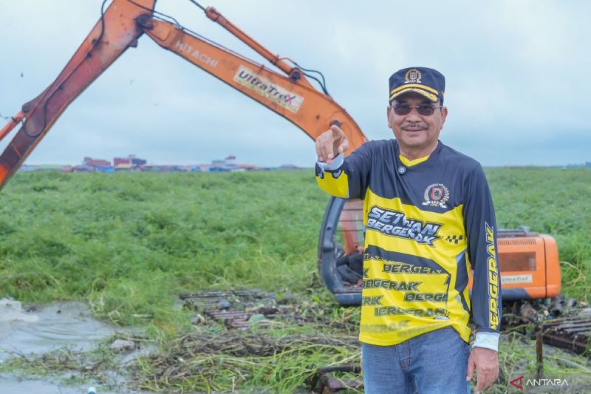 Supian HK pantau pengerukan jalur sungai baru Danau Panggang - ANTARA ...