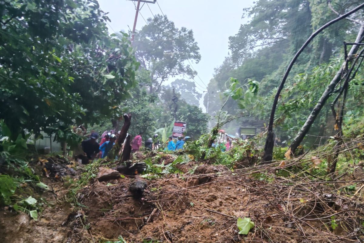 Polisi tutup arus Padang-Painan untuk kepentingan pengerjaan longsor ...