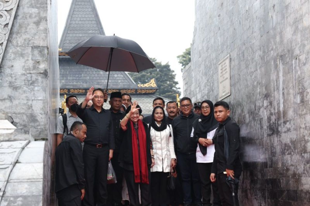 Megawati ziarah ke makam Bung Karno di Blitar - ANTARA News Jambi