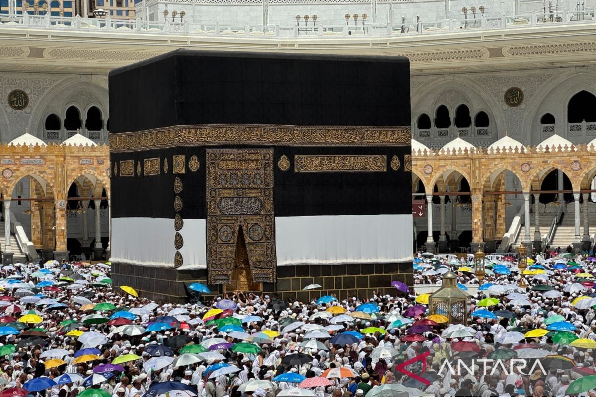 Pergantian kiswah jadi simbol pembaharuan spiritual umat Islam - ANTARA ...