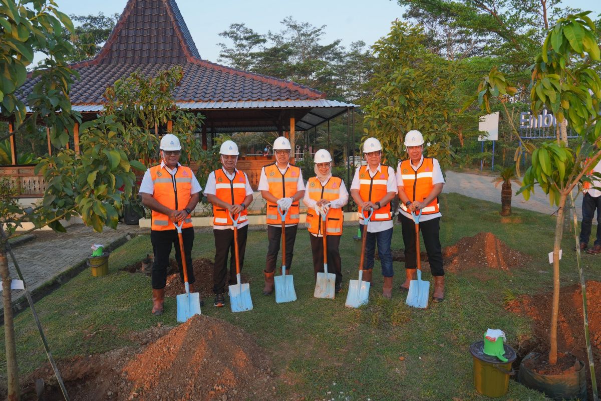 SIG dan Semen Gresik tanam pohon di kawasan Joglo Tani Pabrik Rembang ...