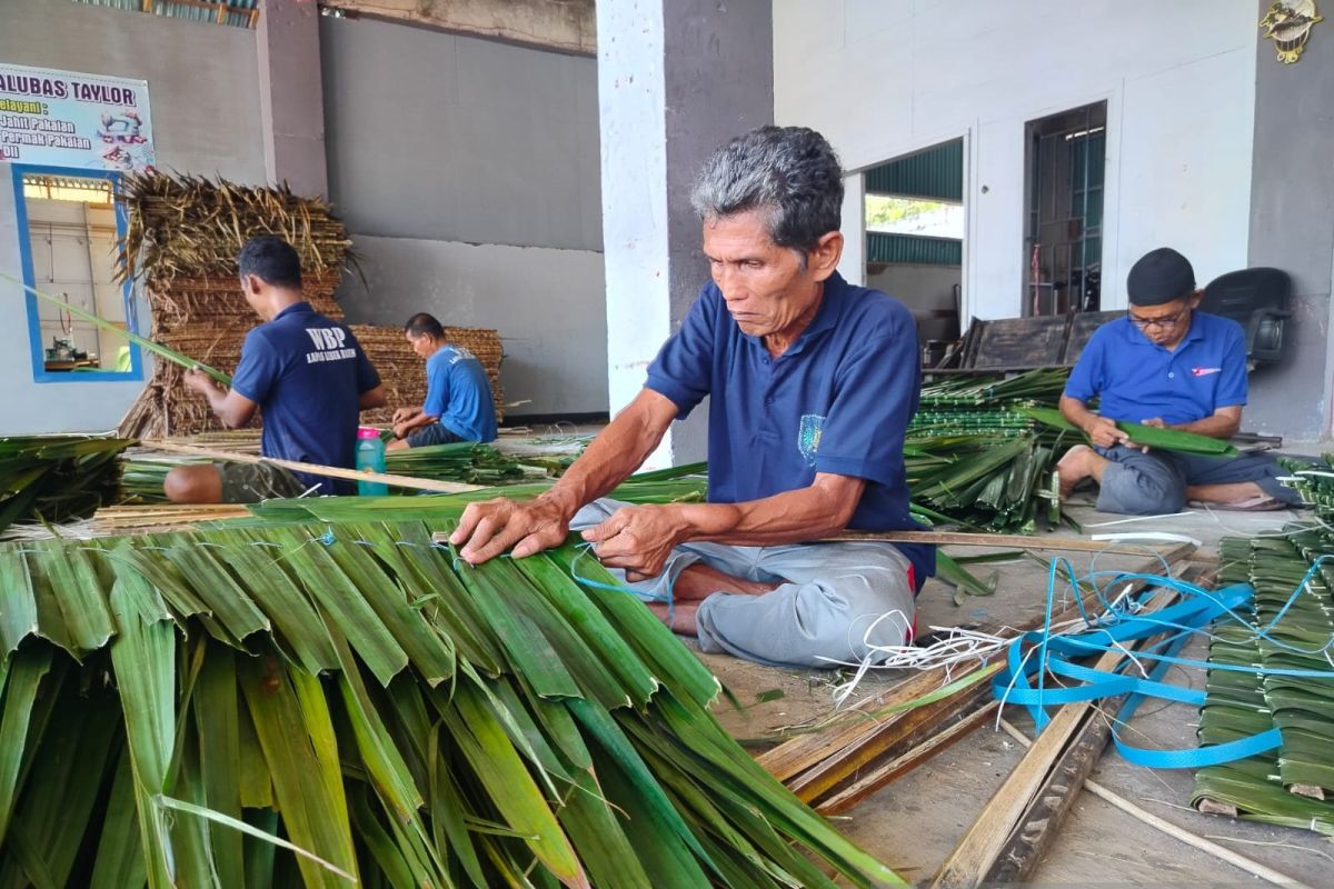 Lapas Lubuk Basung produksi atap rumbia dipasarkan di dua provinsi ...