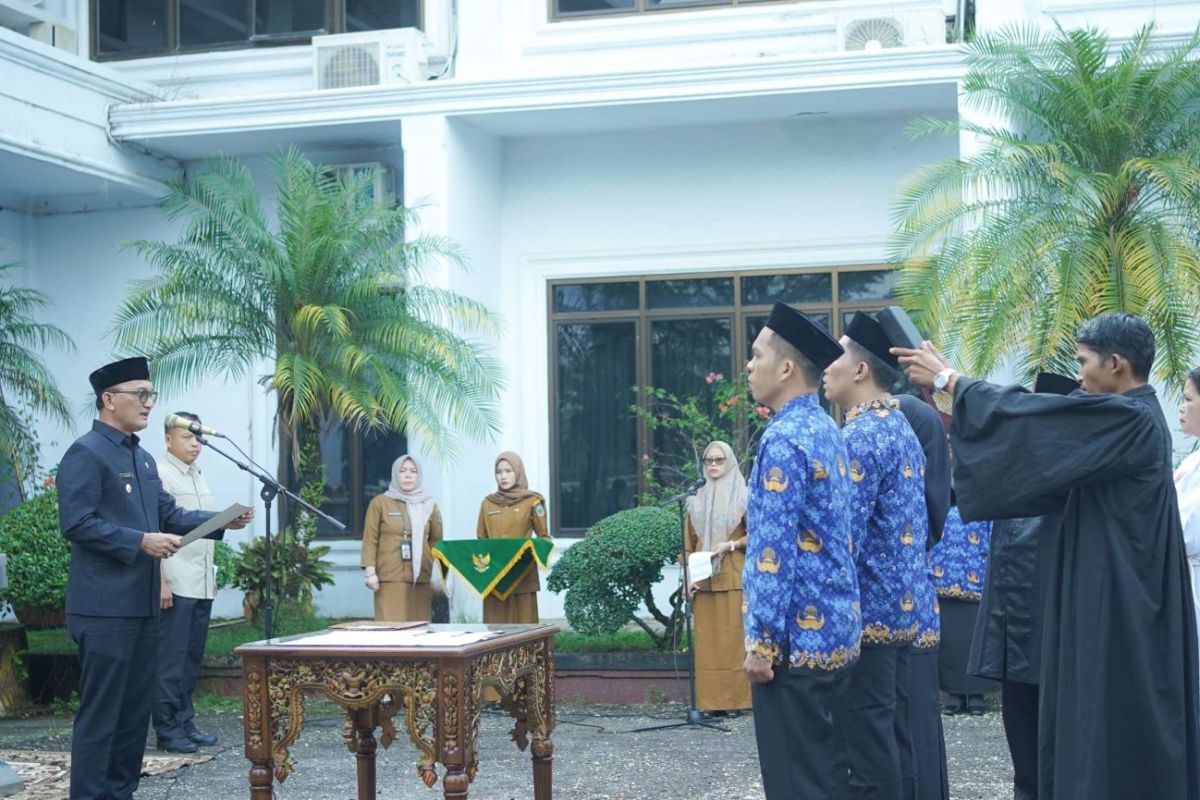 Bupati Sarolangun serahkan 188 SK ASN formasi 2024 - ANTARA News Jambi