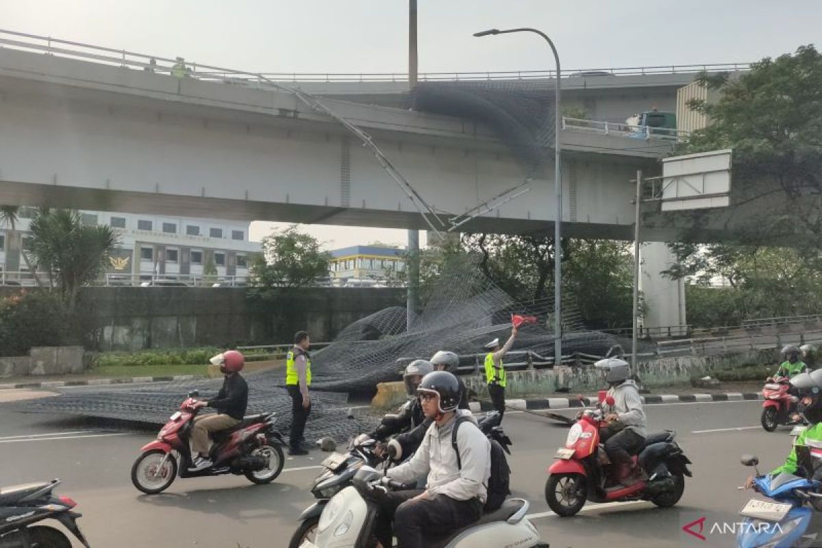 Truk bermuatan besi terguling di flyover Tomang - ANTARA News Sumatera ...