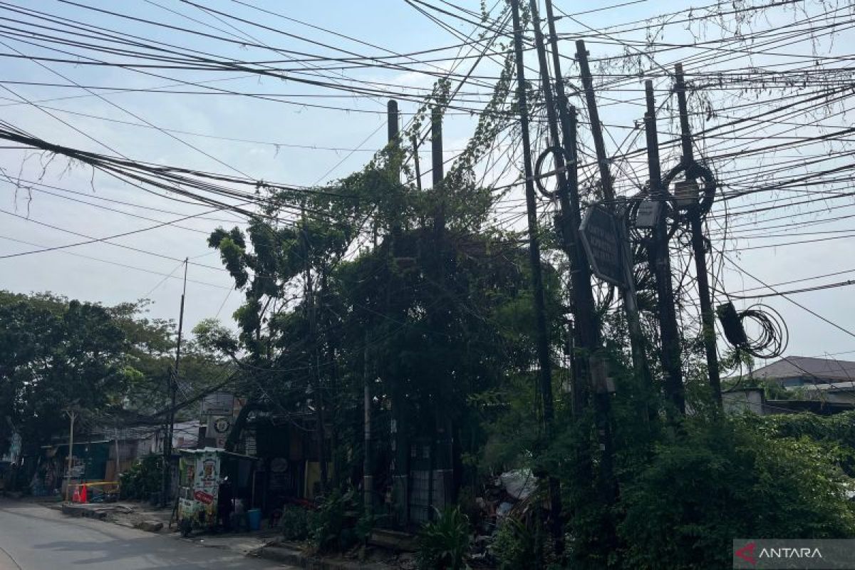 Bina Marga lakukan penataan bertahap atasi kabel semrawut di Kalideres ...