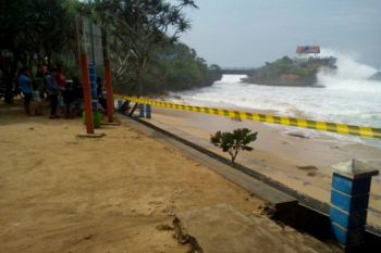 Kumpulan Berita Bpbd Pasang Garis Pembatas Di Sepanjang Pantai Selatan ...
