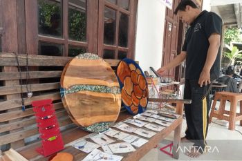 Kumpulan Berita Kerajinan Limbah Kayu Dan Resin - ANTARA News Yogyakarta