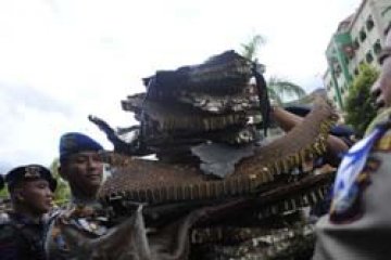 Ratusan Serpihan yang Diduga Badan Pesawat Terbang Jatuh di Batam ...