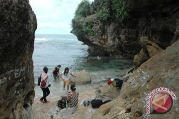 33 wisatawan terseret arus laut di Sukabumi - ANTARA News Yogyakarta ...