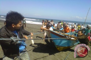 Nelayan Pantai Samas beralih gunakan jaring "eret" - ANTARA News ...