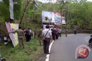 Satpol PP kembali tertibkan alat peraga kampanye - ANTARA News ...