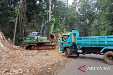 Jalan poros Maros-Bone kembali ditutup karena pelebaran - ANTARA News ...