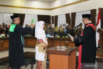 Pimpinan DPRD perempuan pertama di Agam resmi dilantik - ANTARA Sumbar