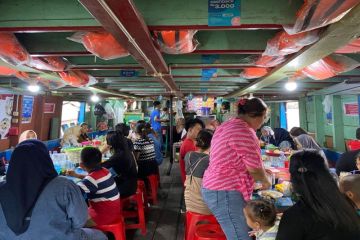 Sensasi kuliner di warung terapung Sungai Musi - ANTARA News Sumatera ...