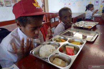 Indonesia urges regions to speed up free meals program - ANTARA News